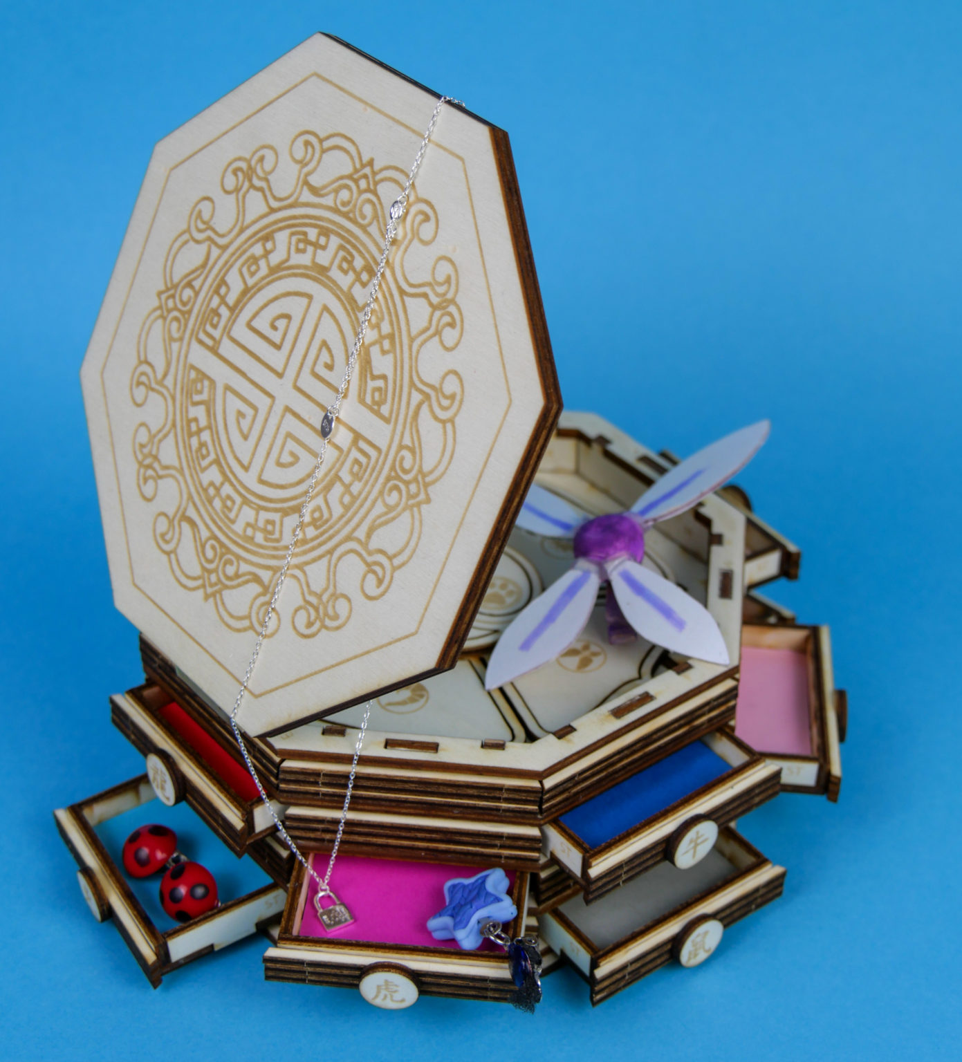 Schmuck-Schatulle „Miraculous“ von Meister Fu aus Sperrholz für Lady ...
